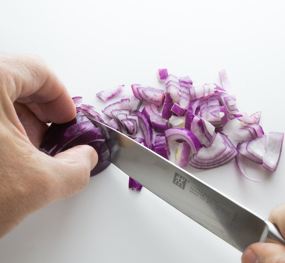 Chef shares all the best ways to cut an onion and earns over 15 million ...