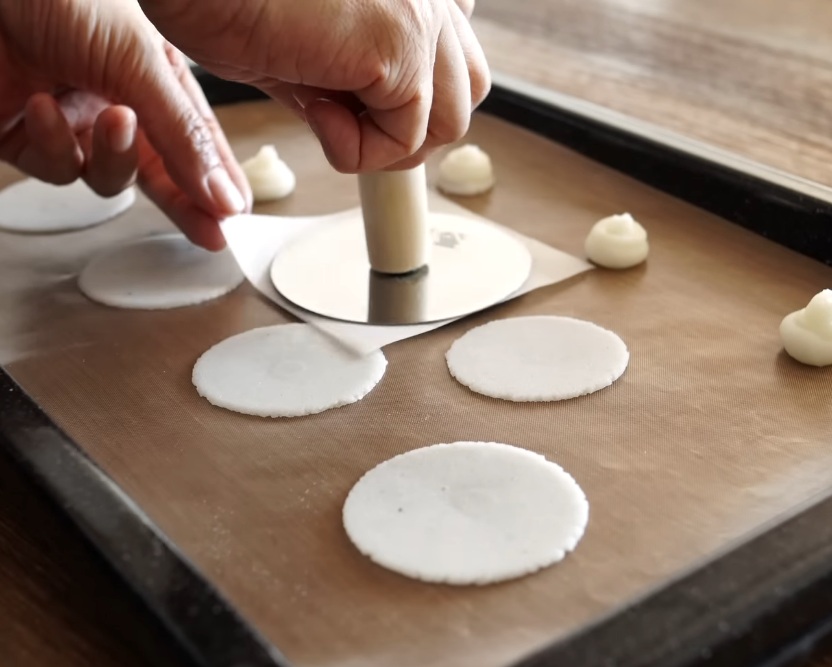 Man shares unconventional method for baking the crispiest garlic potato ...