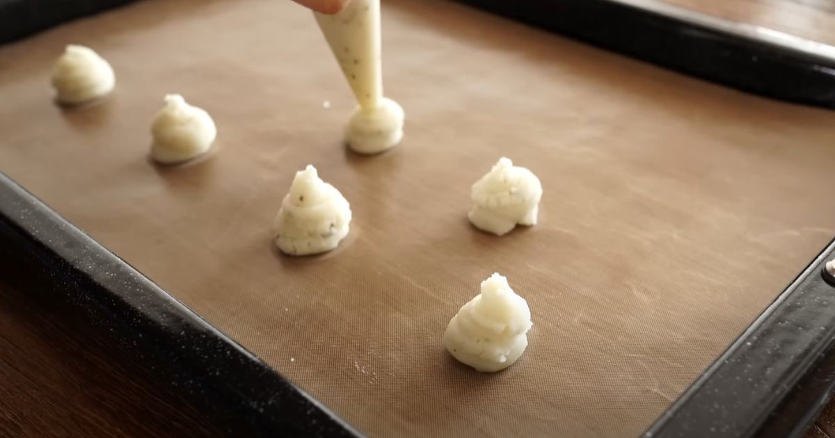 Man shares unconventional method for baking the crispiest garlic potato ...