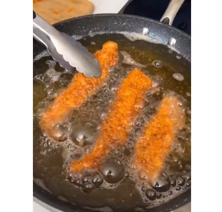 Woman shares mouthwatering recipe for “Dorito Chicken Tenders”