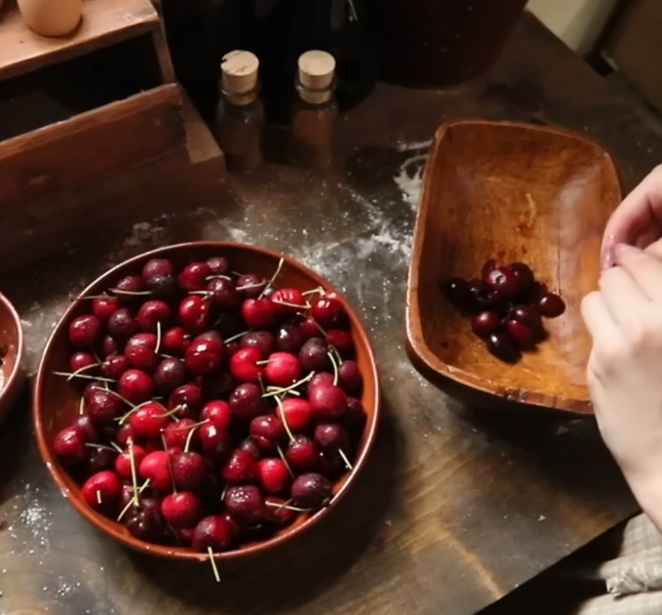 Woman recreates day in the life of an 1808 baker with old recipe for ...