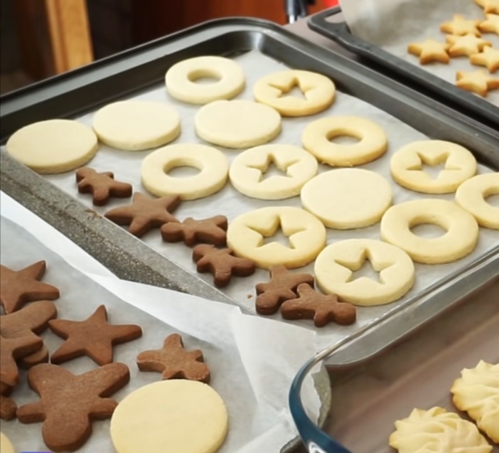 Making customized holiday cookie boxes for friends and family