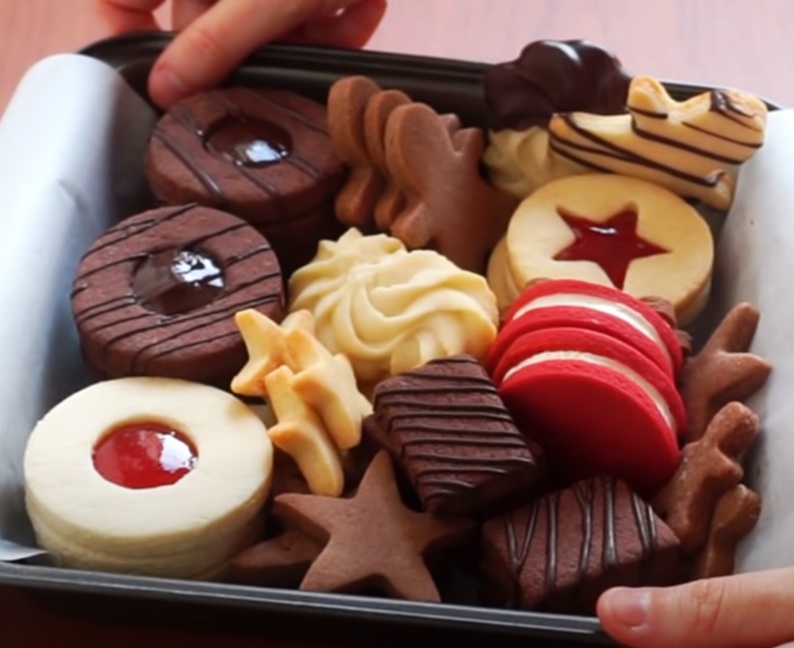 Making customized holiday cookie boxes for friends and family