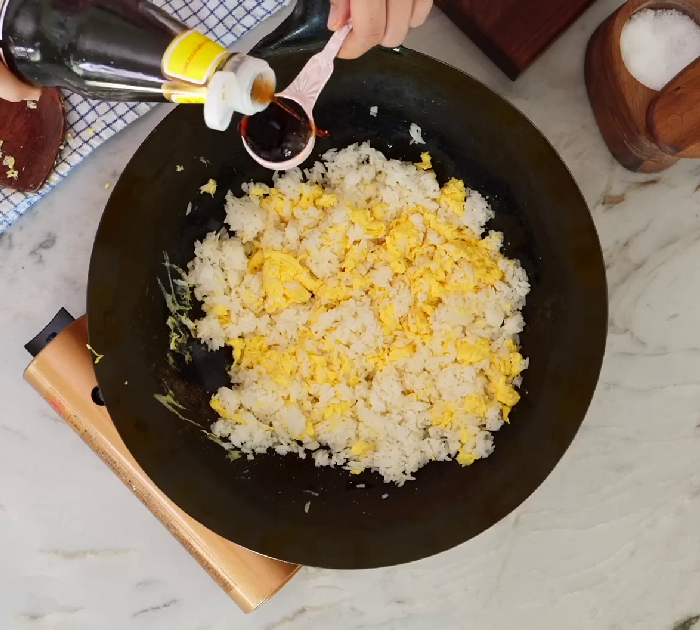 5 minutes is all you need to make this delicious and easy fried rice