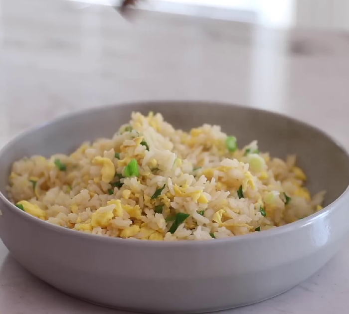 5 minutes is all you need to make this delicious and easy fried rice