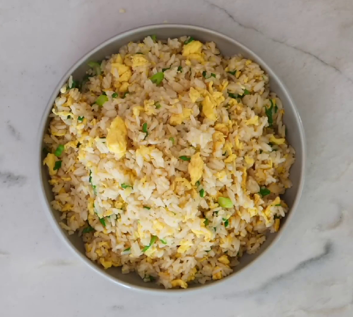 5 minutes is all you need to make this delicious and easy fried rice