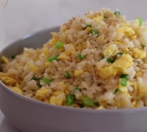 5 minutes is all you need to make this delicious and easy fried rice