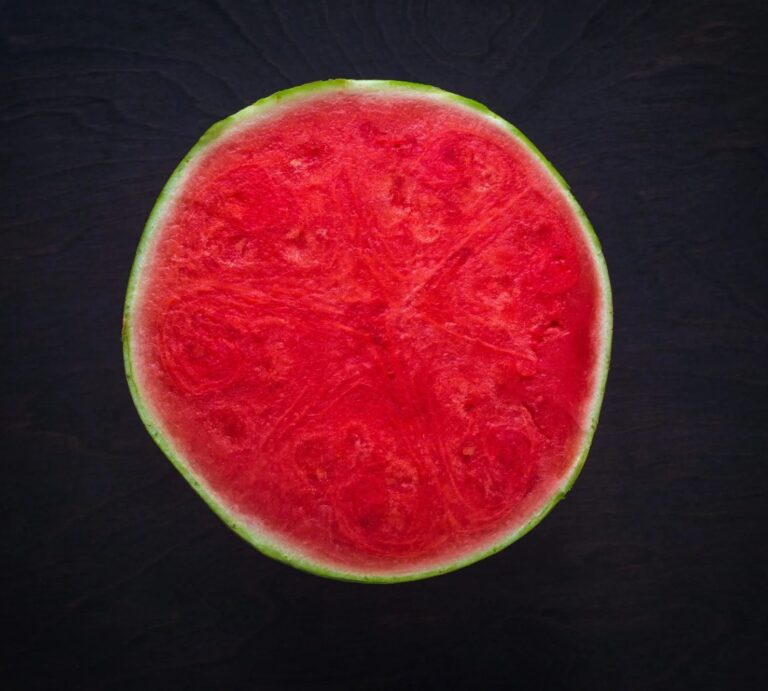 Woman leaves watermelon on her counter for one year and cuts it open to ...