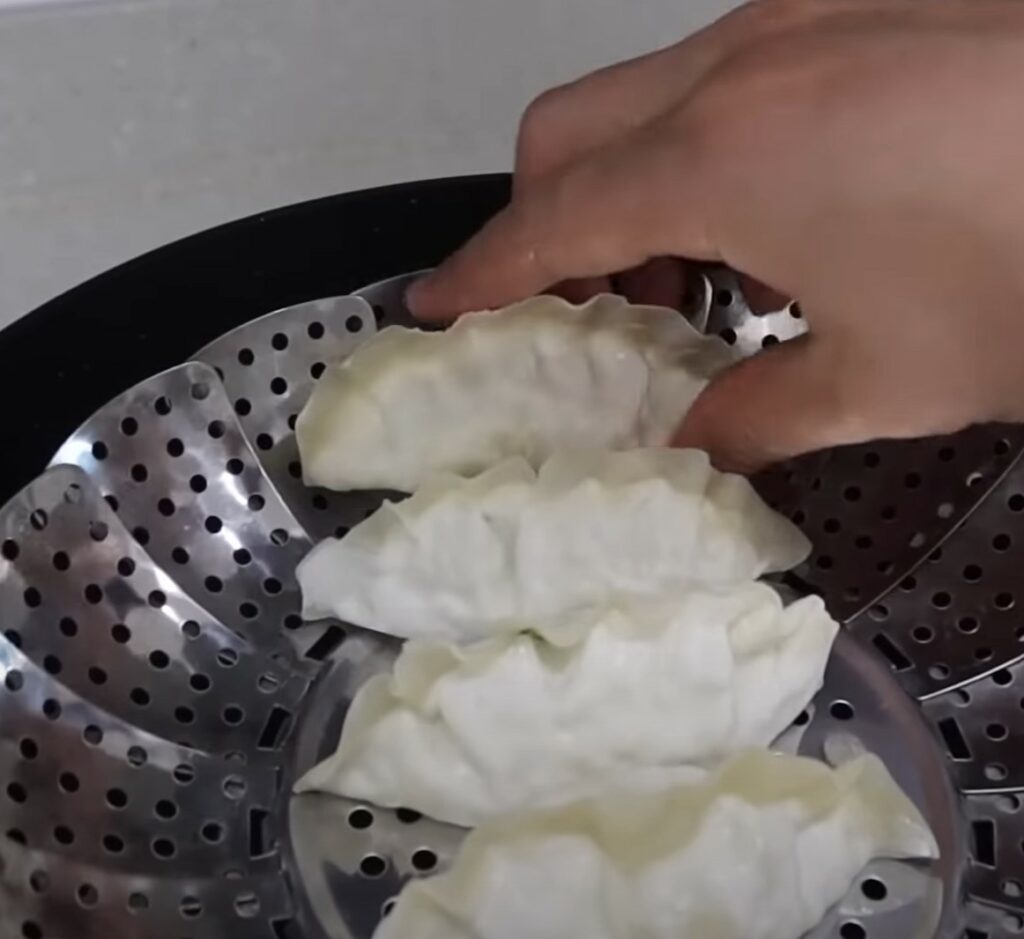 Couple’s quick “hack” for cooking deliciously crispy dumplings from ...