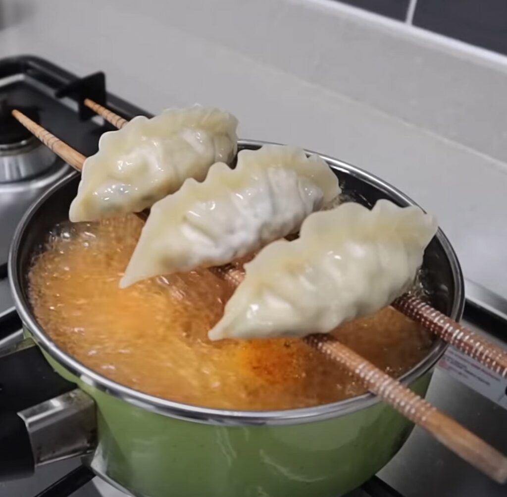 Couple’s quick “hack” for cooking deliciously crispy dumplings from ...