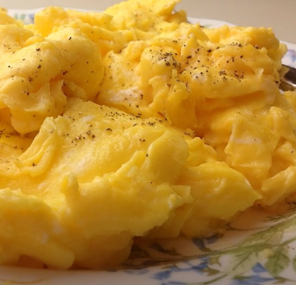 Mom shows how she makes “perfect fluffy” scrambled eggs and her tutorial has over 24M views