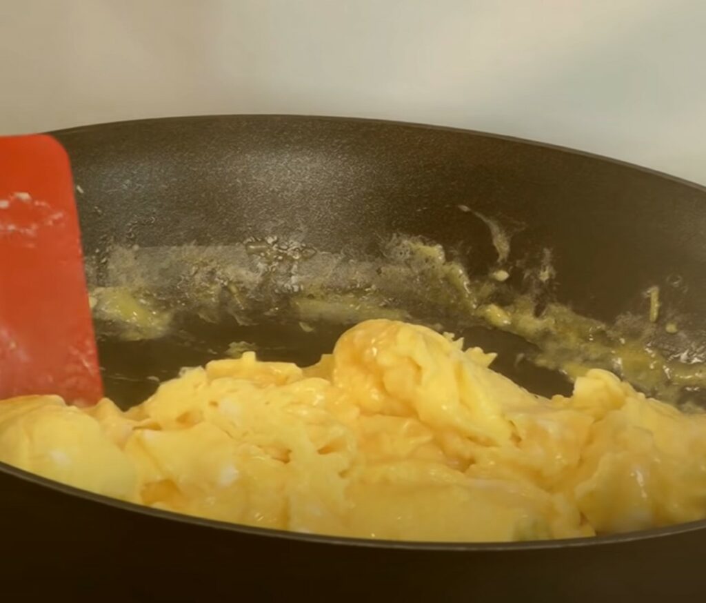 Mom shows how she makes “perfect fluffy” scrambled eggs and her tutorial has over 24M views