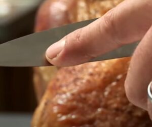 Pro chef demonstrates the ‘right way’ to carve a turkey and earns over ...
