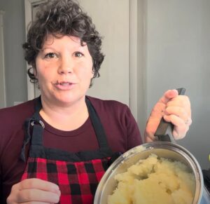 Amish mom shares recipe for homemade cinnamon rolls and the ingredient ...