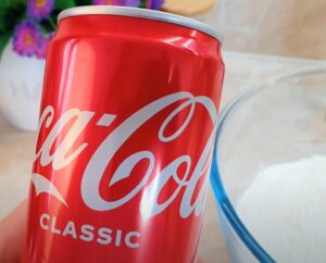 Woman mixes cola with flour to make incredibly delicious, fluffy bread